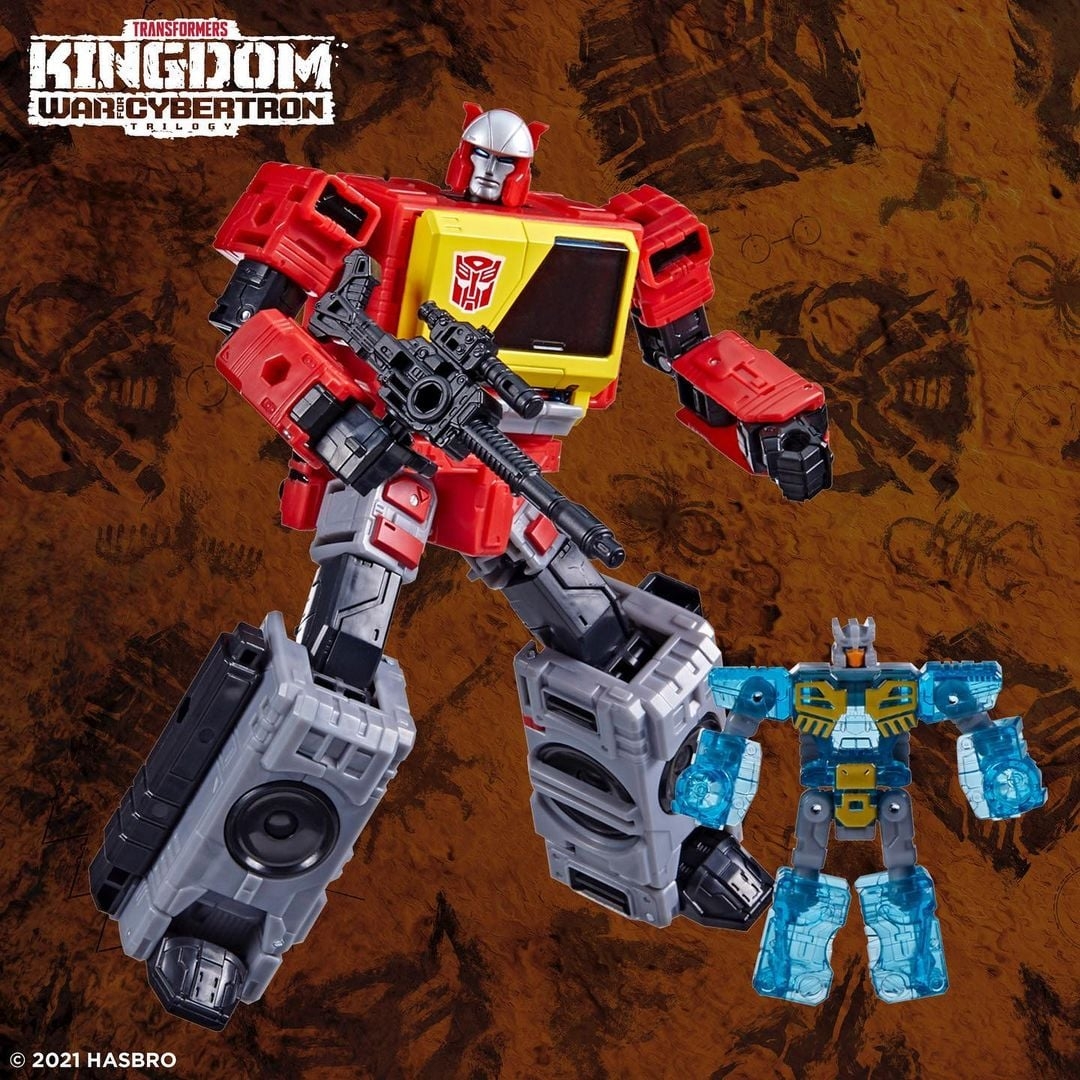 Transformers Generations War for Cybertron: Kingdom Voyager Blaster and ...
